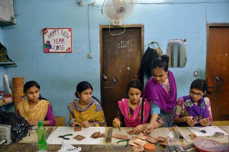 C'est quoi la taxe rose et pourquoi les femmes paient plus ? | Tilt